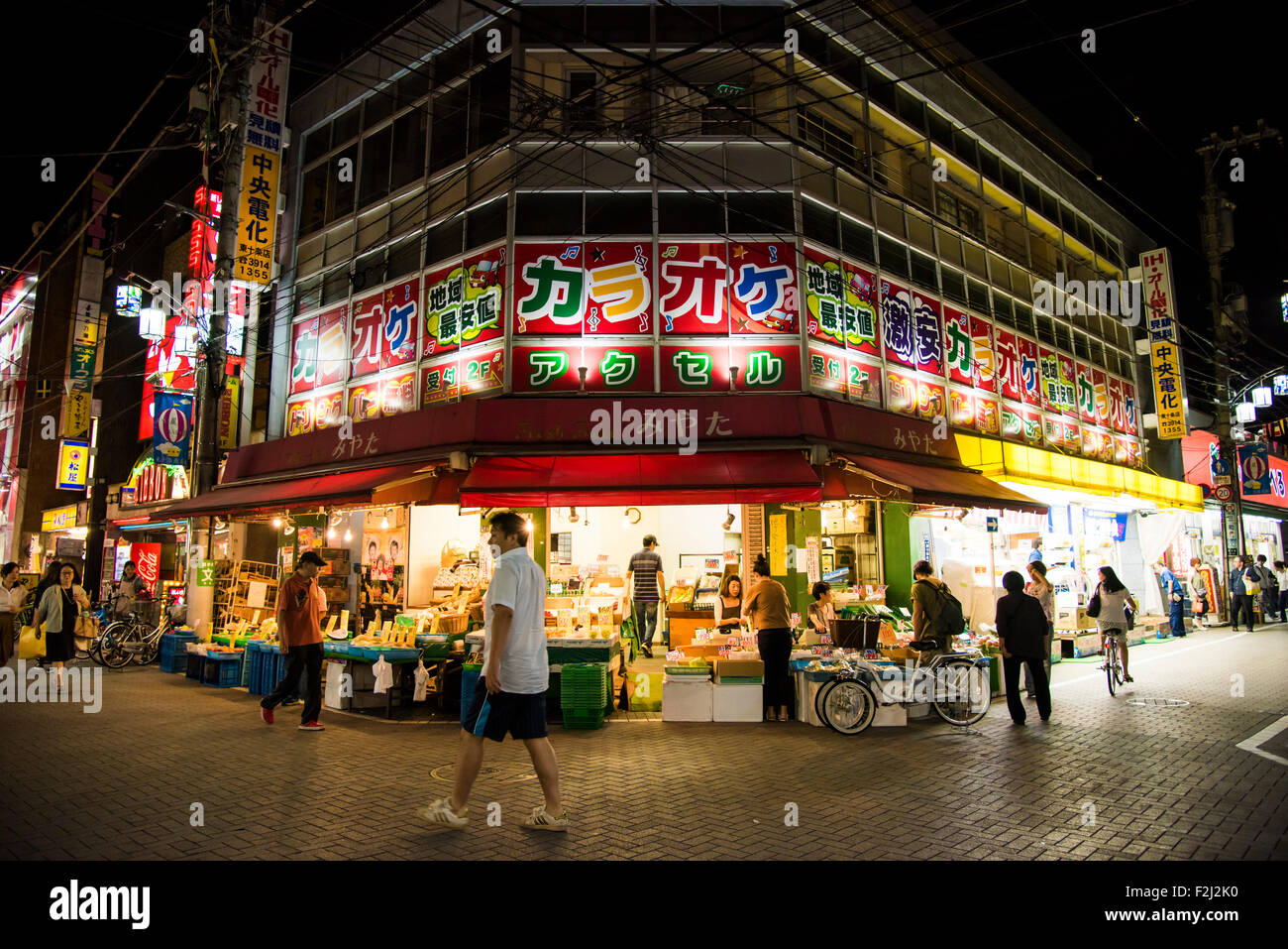 Japan shopping restaurant street hi-res stock photography and images ...