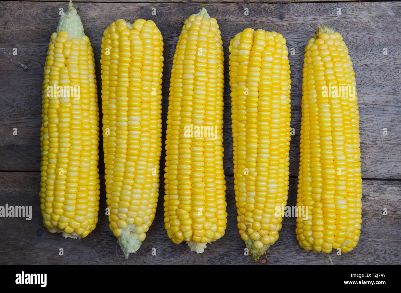 Fresh Sweet Corn On Wood Table Stock Photo - Alamy