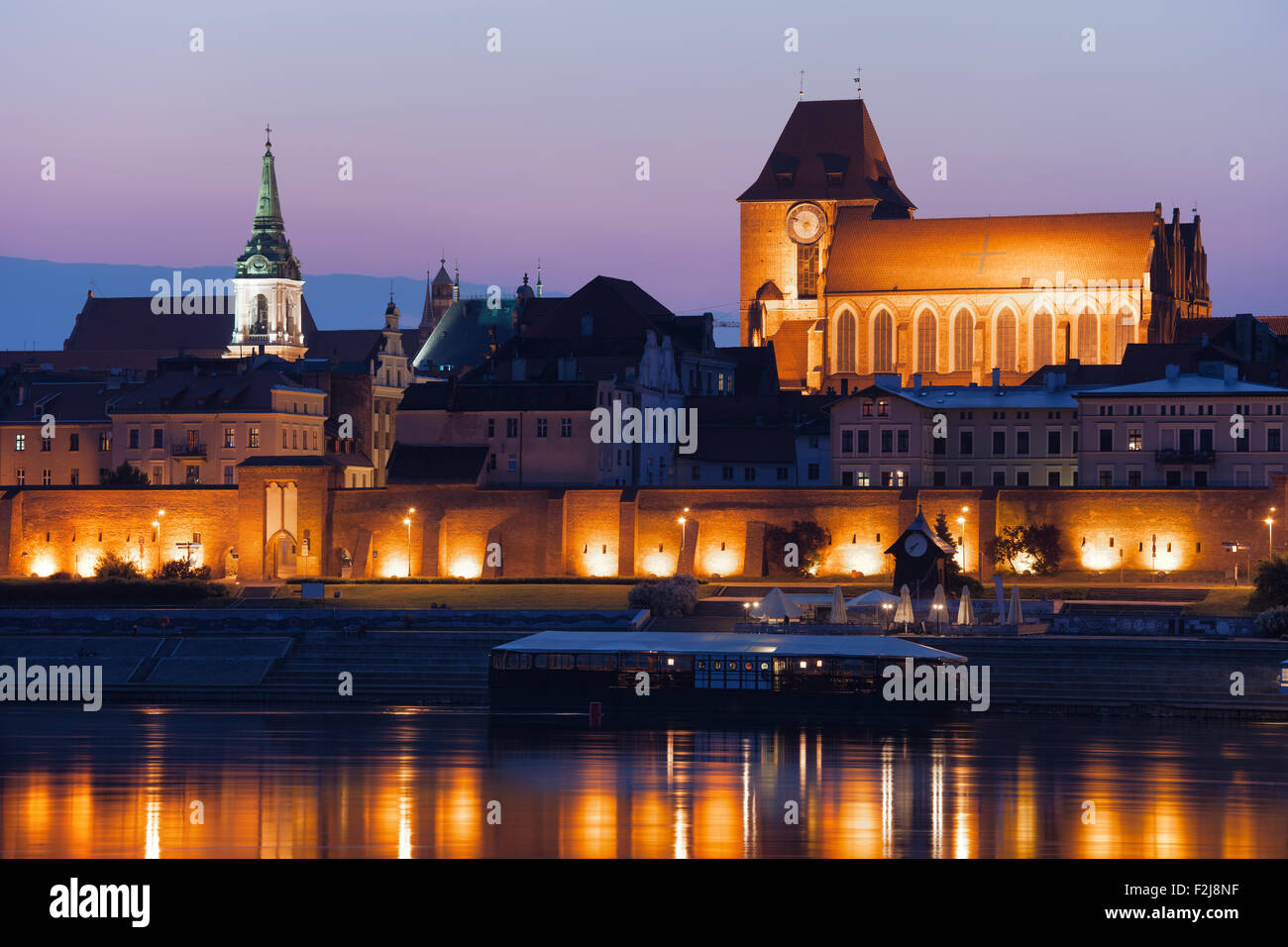 City of Torun in Poland, medieval Old Town skyline in the evening ...