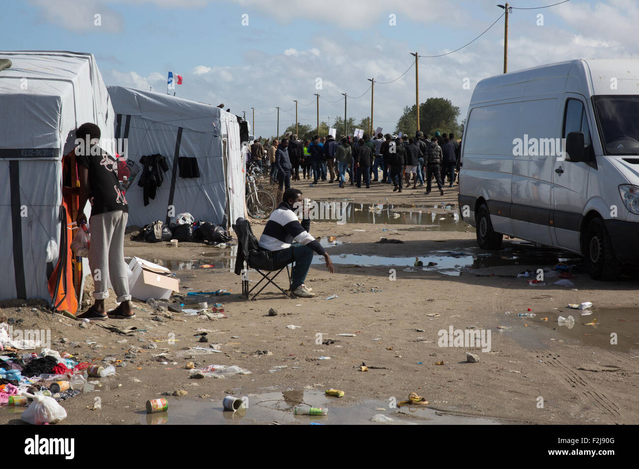 Jungle camp calais france hut refugee hi-res stock photography and ...