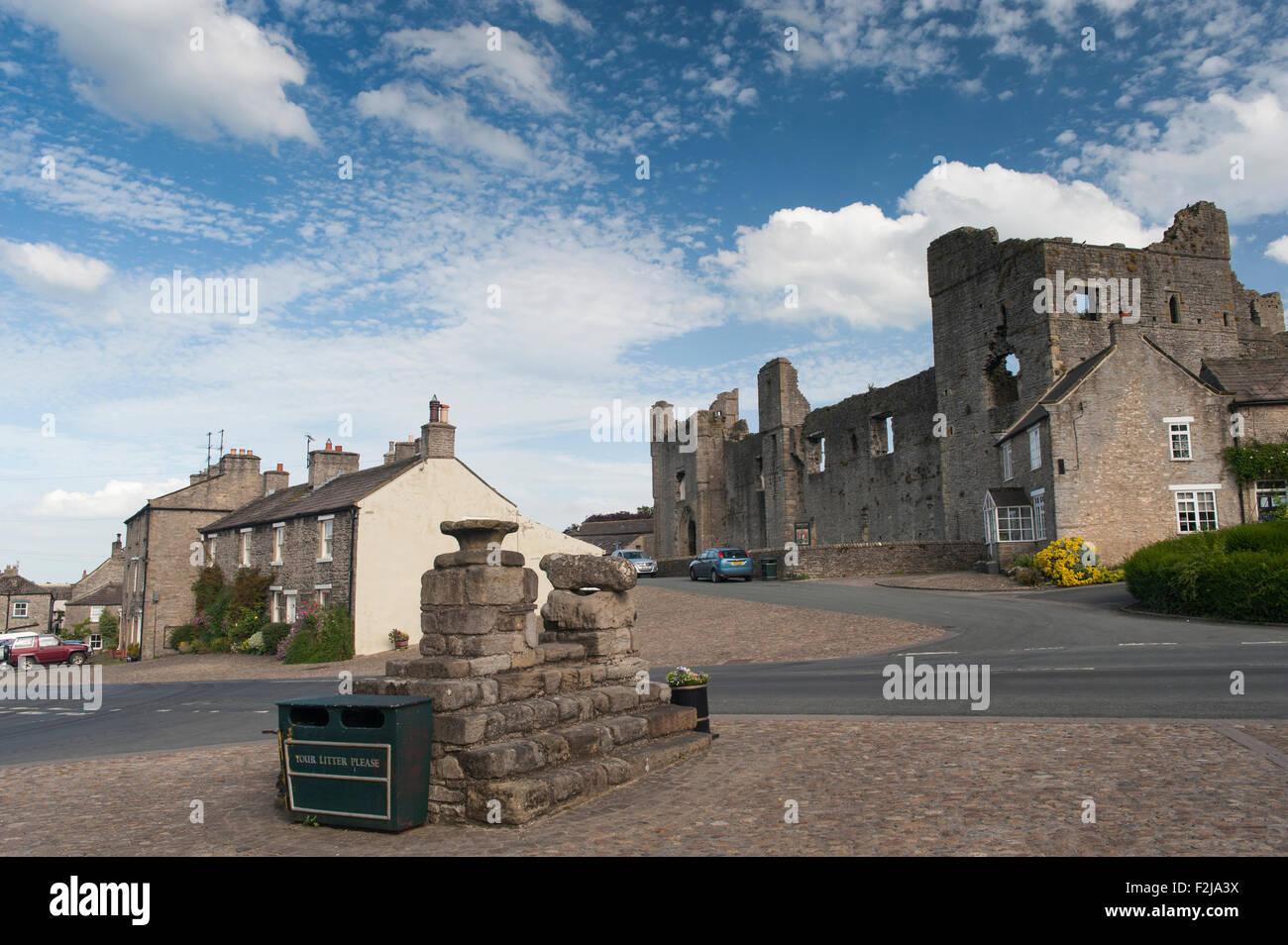 Middleham Castle in the Yorkshire Dales, childhood palace of Richard ...