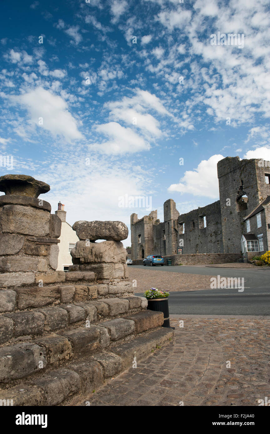 Middleham Castle in the Yorkshire Dales, childhood palace of Richard ...
