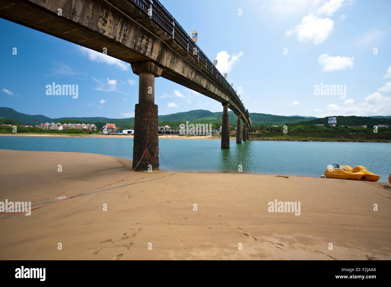 view of bridge in green park Stock Photo - Alamy