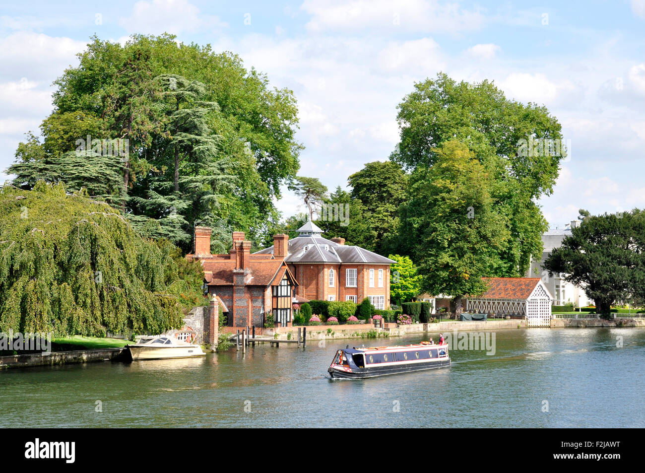 Riverside houses hi-res stock photography and images - Alamy