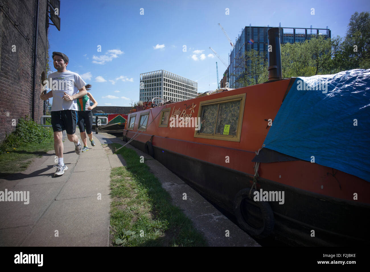 Moored on the towpath hi-res stock photography and images - Alamy
