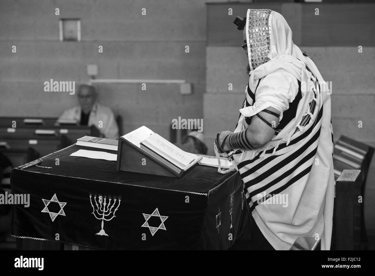 Jew praying synagogue Black and White Stock Photos & Images - Alamy