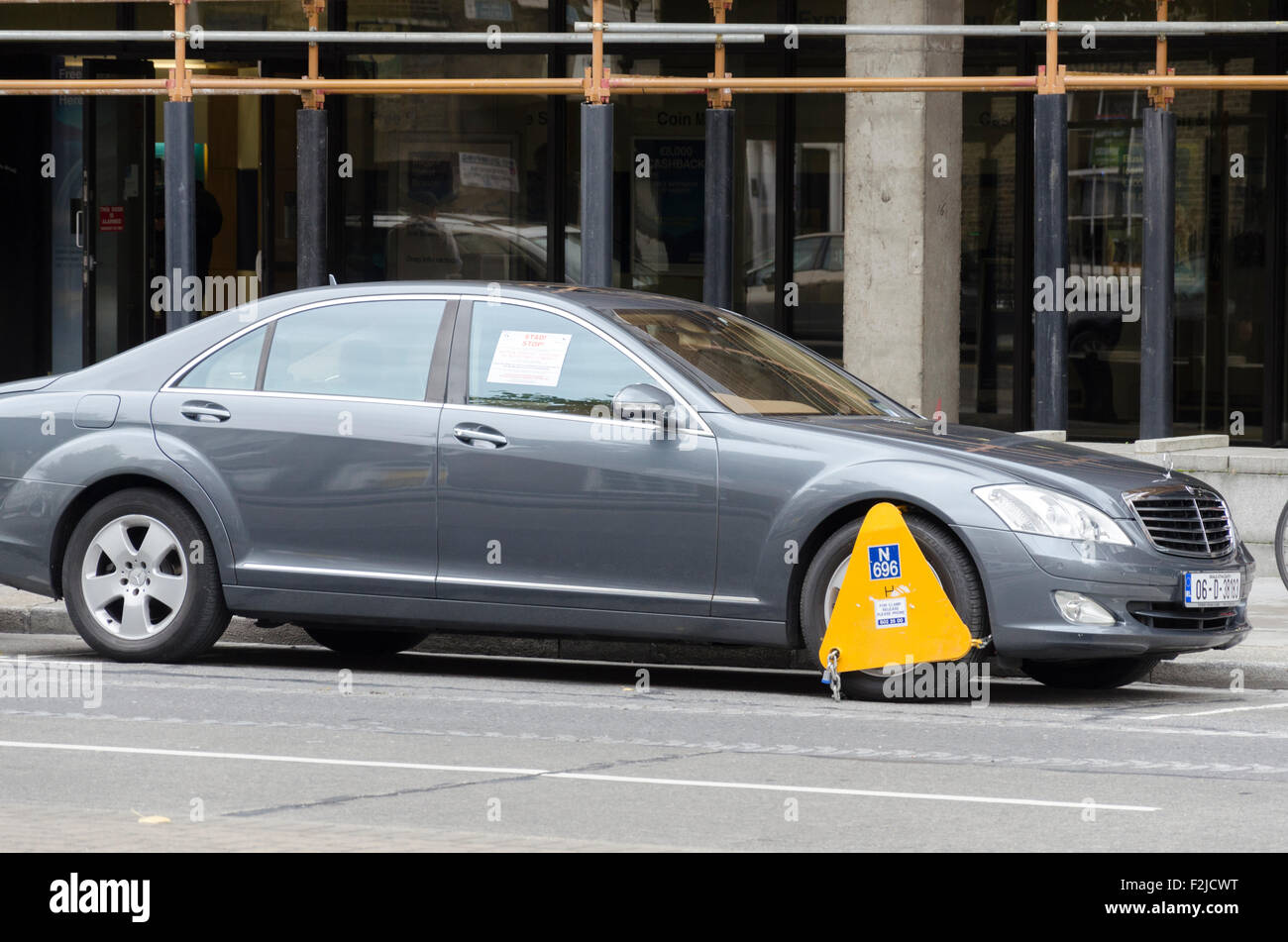 Car clamped hi-res stock photography and images - Alamy