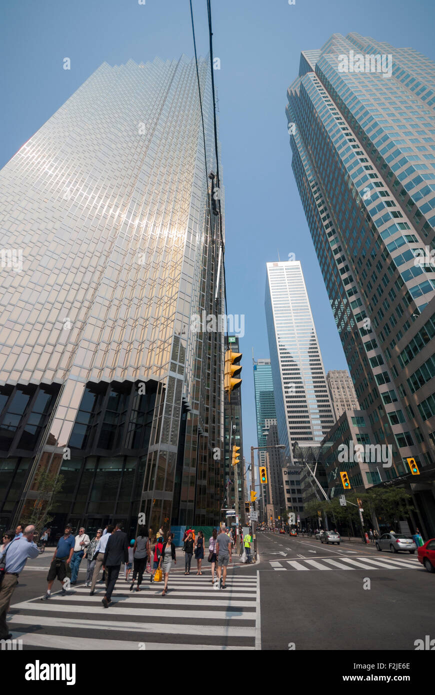 Pedestrians crossing the intersection in the financial district of Bay ...