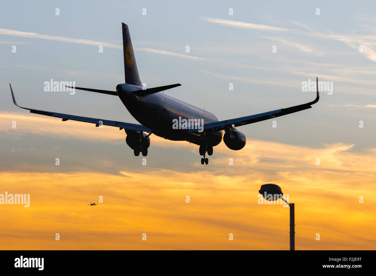 Lufthansa airbus a320 landing london heathrow airport hi-res stock ...