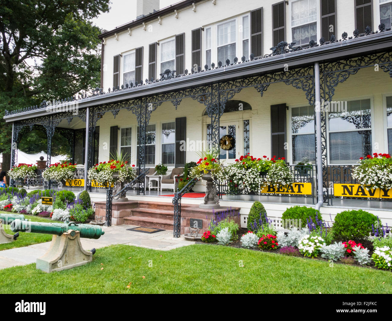 Military quarters hi-res stock photography and images - Alamy