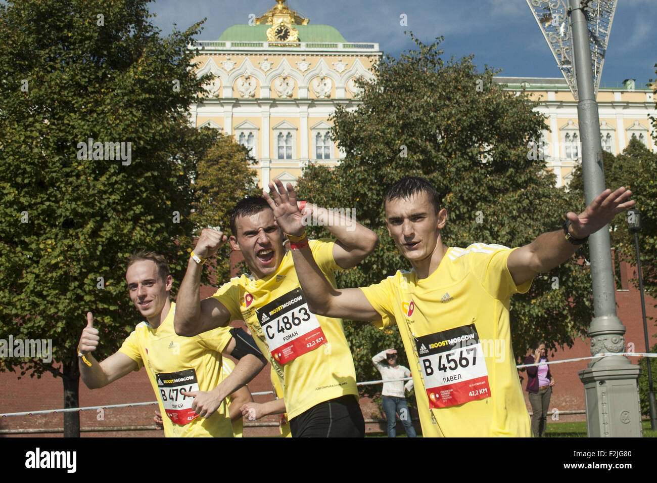 Moscow, Russia. 19th Sep, 2015. Runners passing by the Moscow Kremlin ...