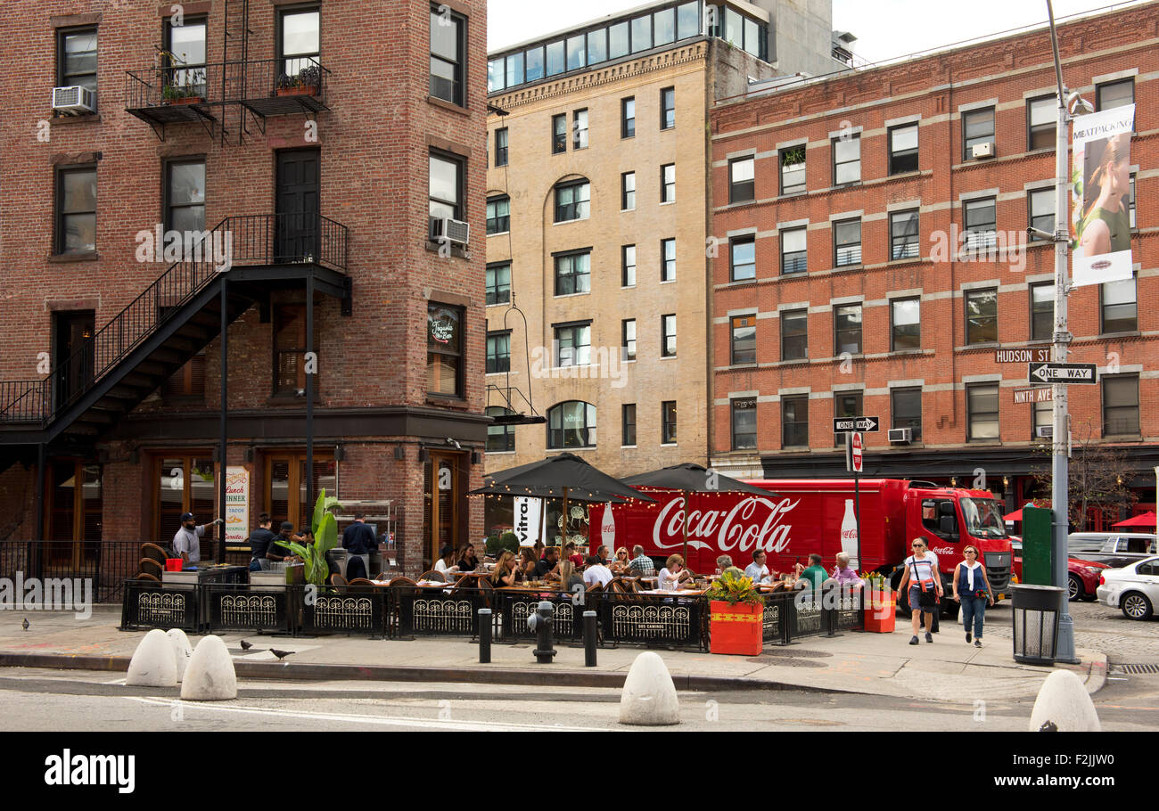 A trendy sidewalk restaurant on Hudson Street near the Highline in ...