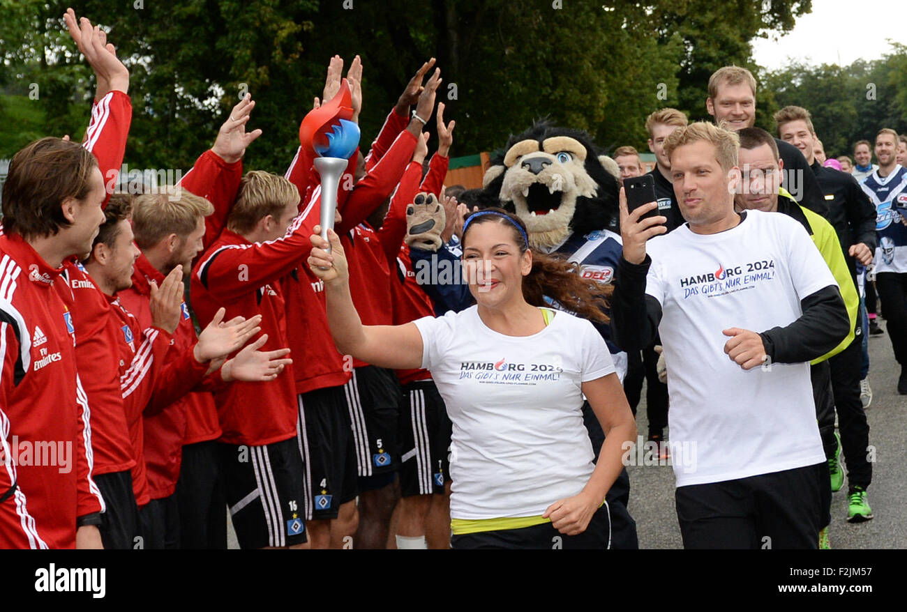 Hamburg, Germany. 20th Sep, 2015. Cecilia Farias Marchant (C) and Nils ...