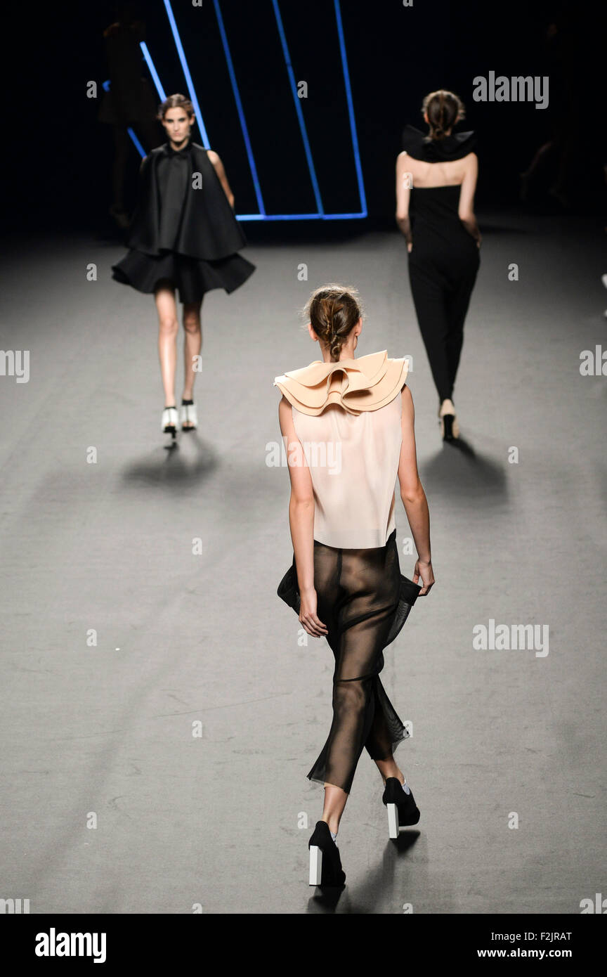 Models bei der Amaya Arzuaga Fashion Show auf der Mercedes-Benz Fashion ...
