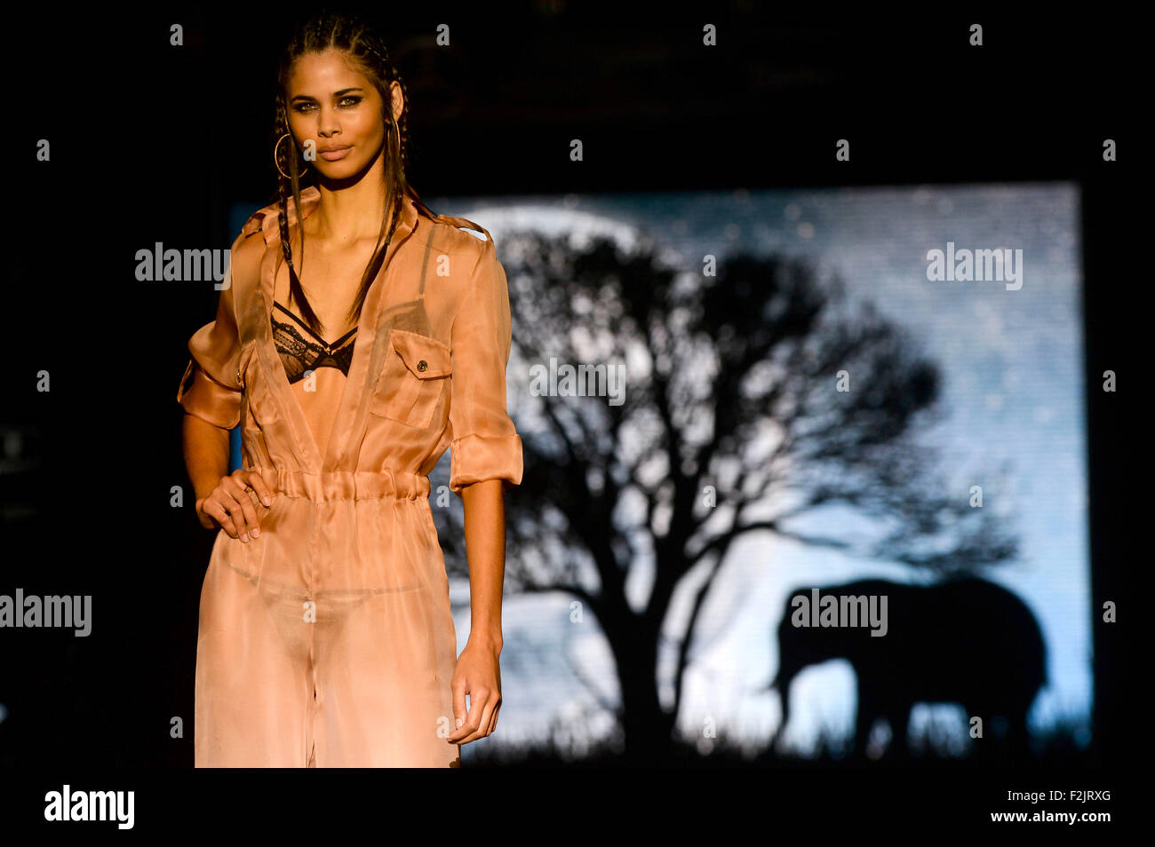 Model bei der Andres Sarda Fashion Show auf der Mercedes-Benz Fashion ...