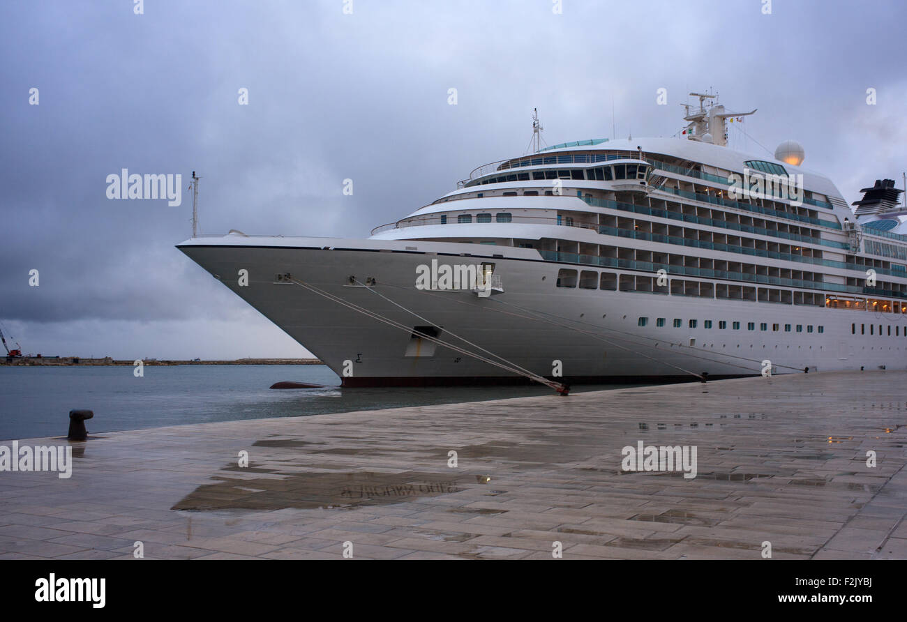 View of a ship in the Trapani port Stock Photo - Alamy
