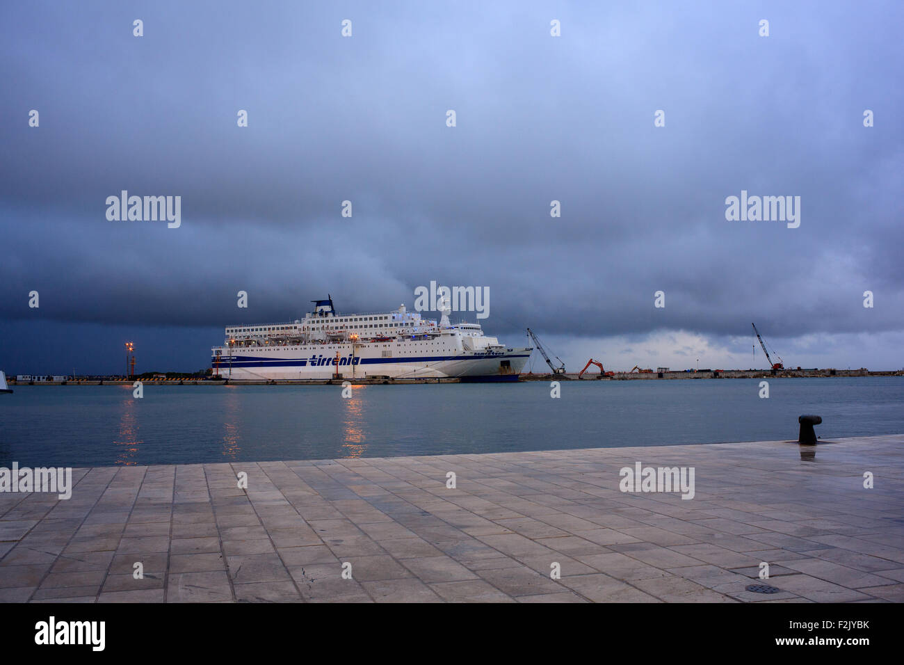 View of a ship in the Trapani port Stock Photo - Alamy