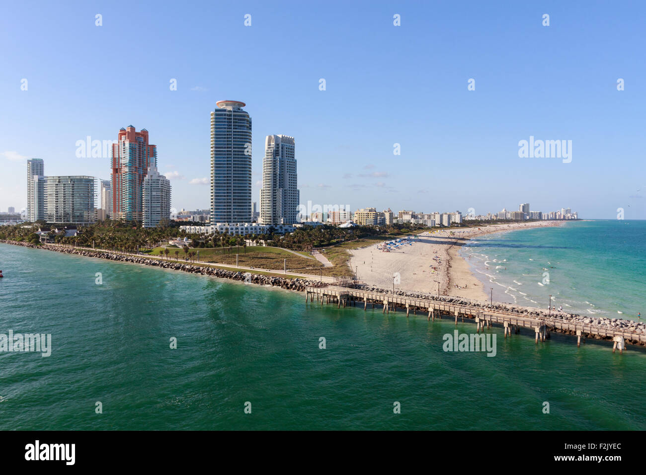 Sunlit ocean skyline view hi-res stock photography and images - Alamy