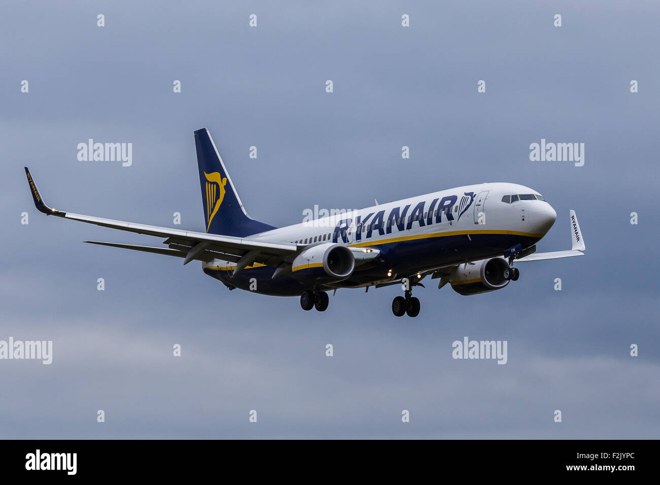 Aircraft on final approach hi-res stock photography and images - Alamy