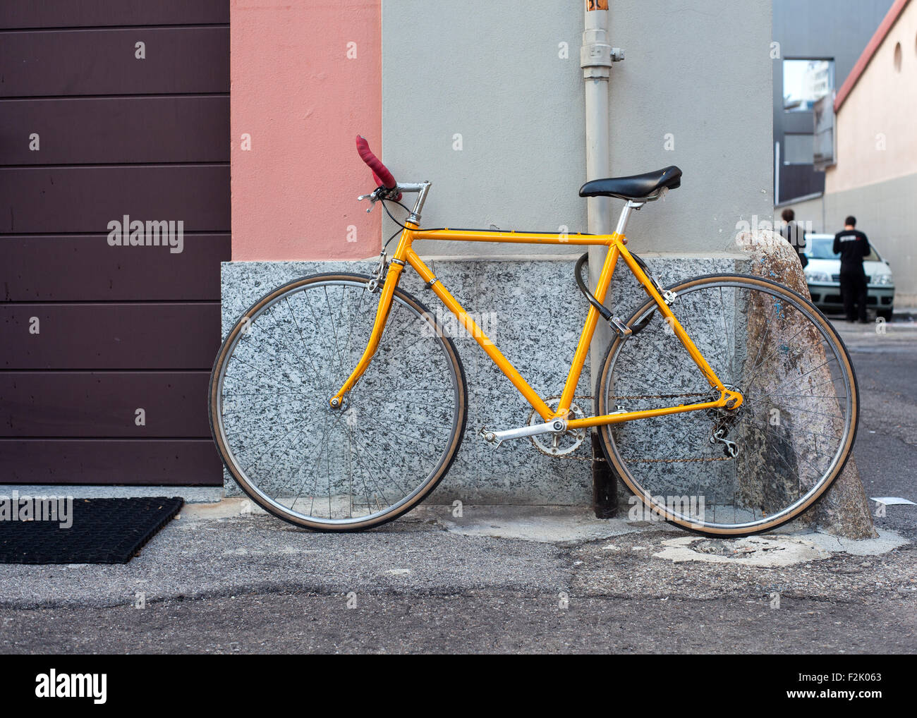 Photo of the yellow bike tied to the pole Stock Photo - Alamy