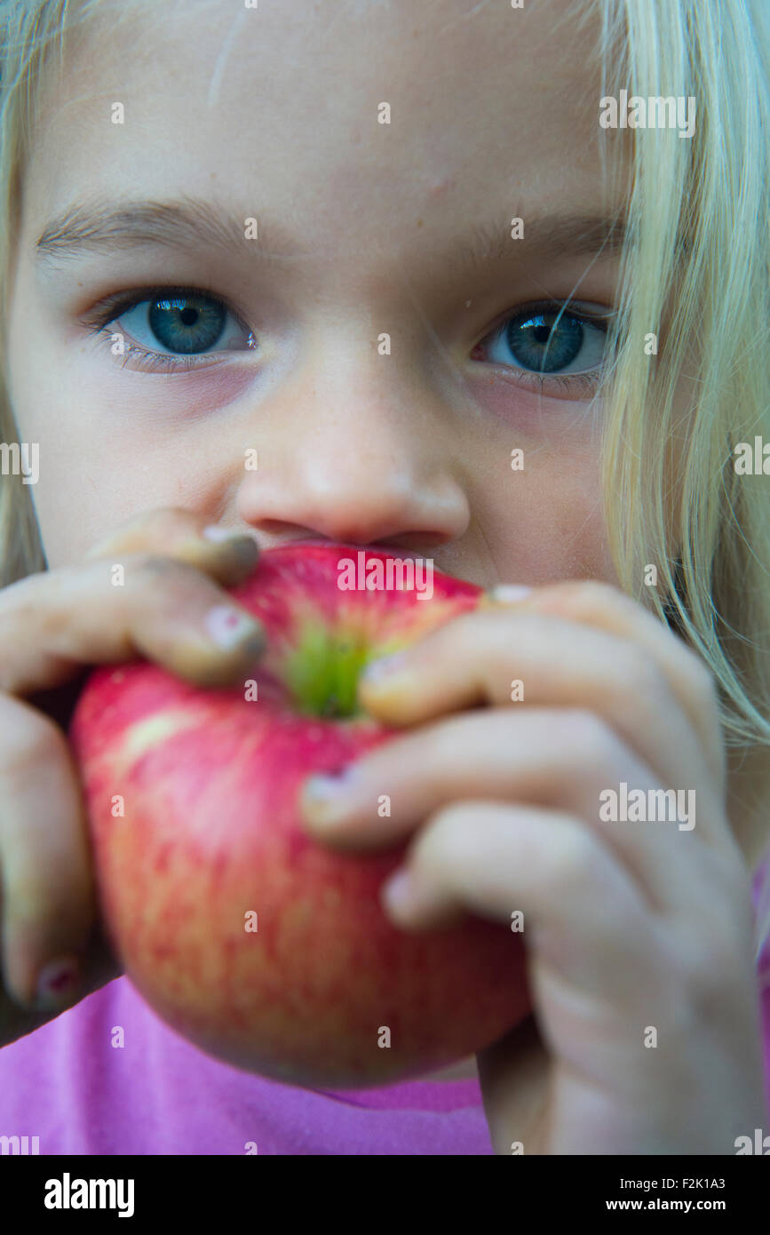 Kids eating apple hi-res stock photography and images - Alamy