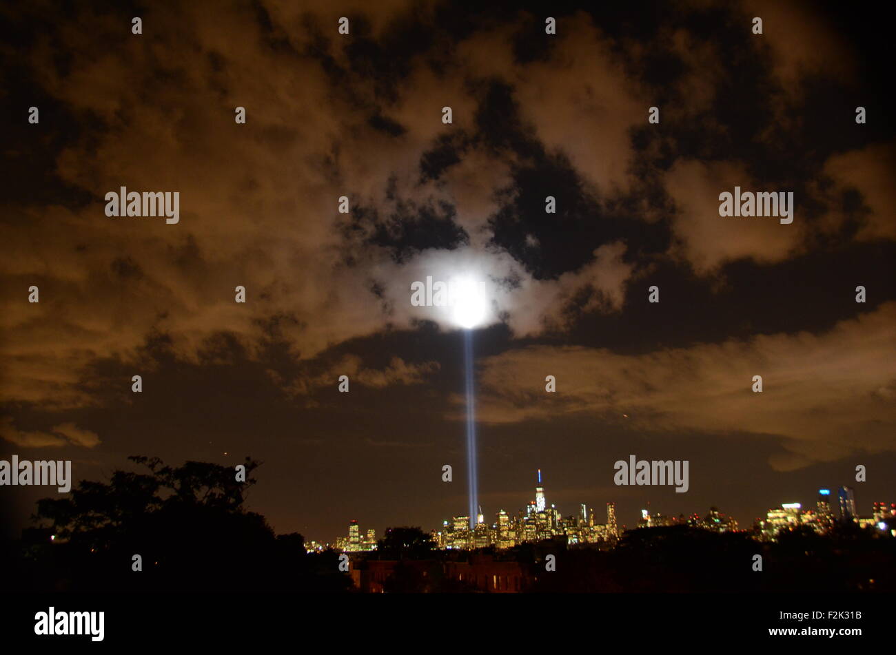 9/11 memorial light new york Stock Photo - Alamy
