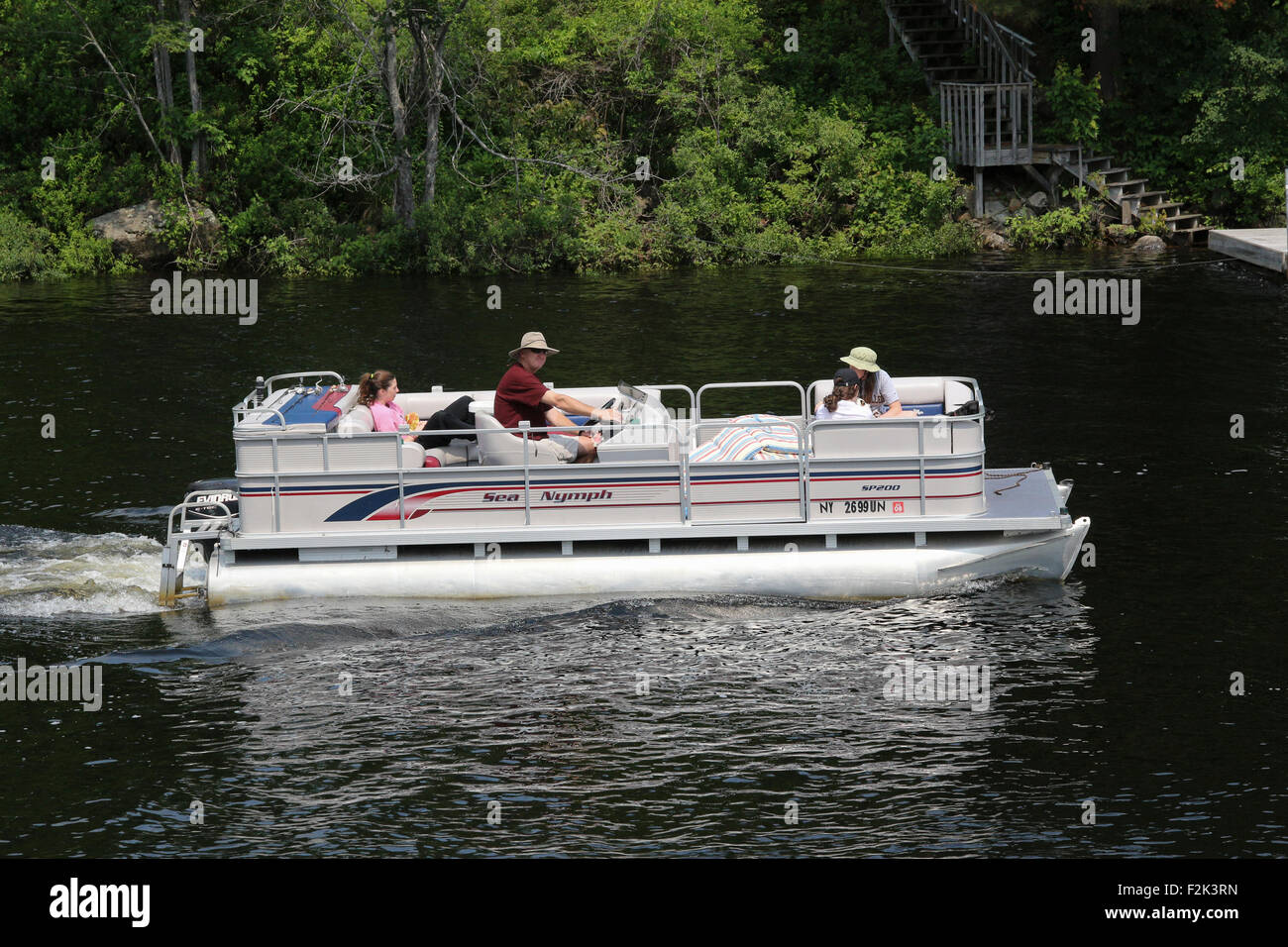 Pontoon boat family hi-res stock photography and images - Alamy