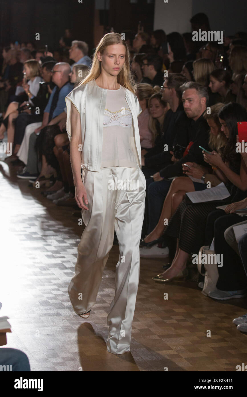 Renaissance fashion catwalk hi-res stock photography and images - Alamy