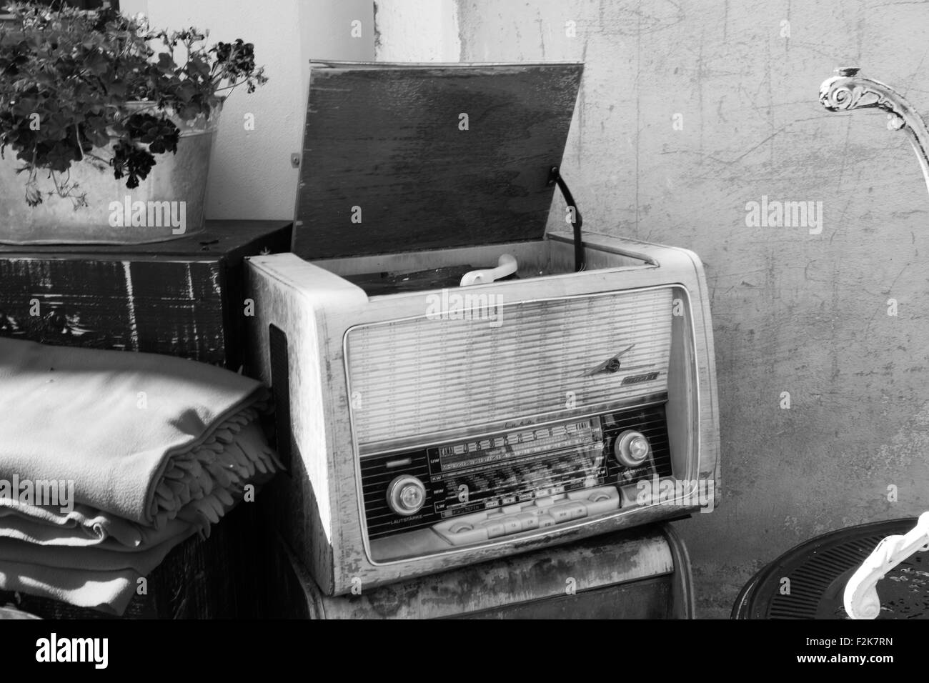 Vintage sale of radio and vinyls disc player Stock Photo - Alamy