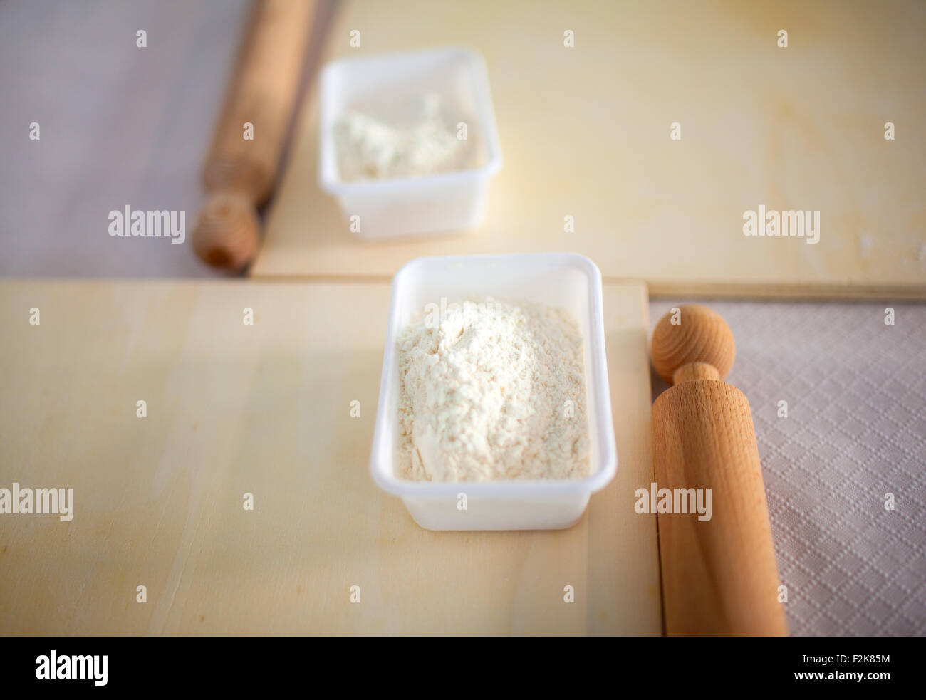 Flour rolling pin table hi-res stock photography and images - Alamy