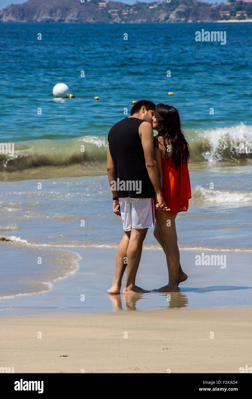 Young couple kissing beach hi-res stock photography and images - Alamy