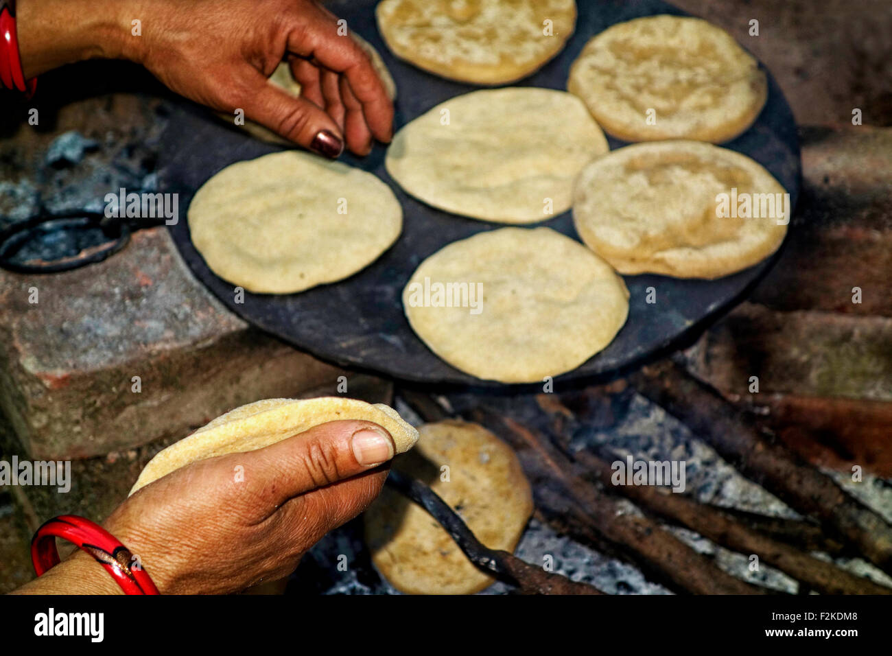 Making chapati hi-res stock photography and images - Alamy