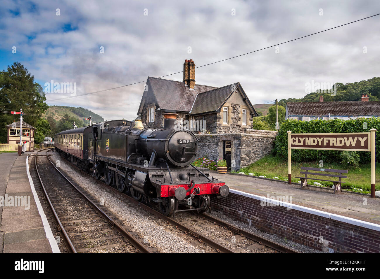 Tank engine GWR Large Prairie 5199 arrives at Glyndyfrdwy station on ...