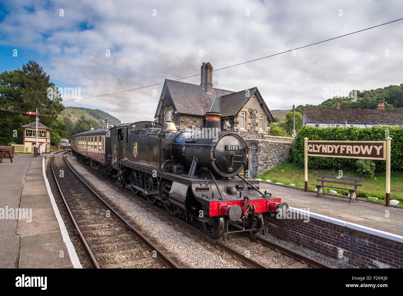 Tank engine GWR Large Prairie 5199 arrives at Glyndyfrdwy station on ...