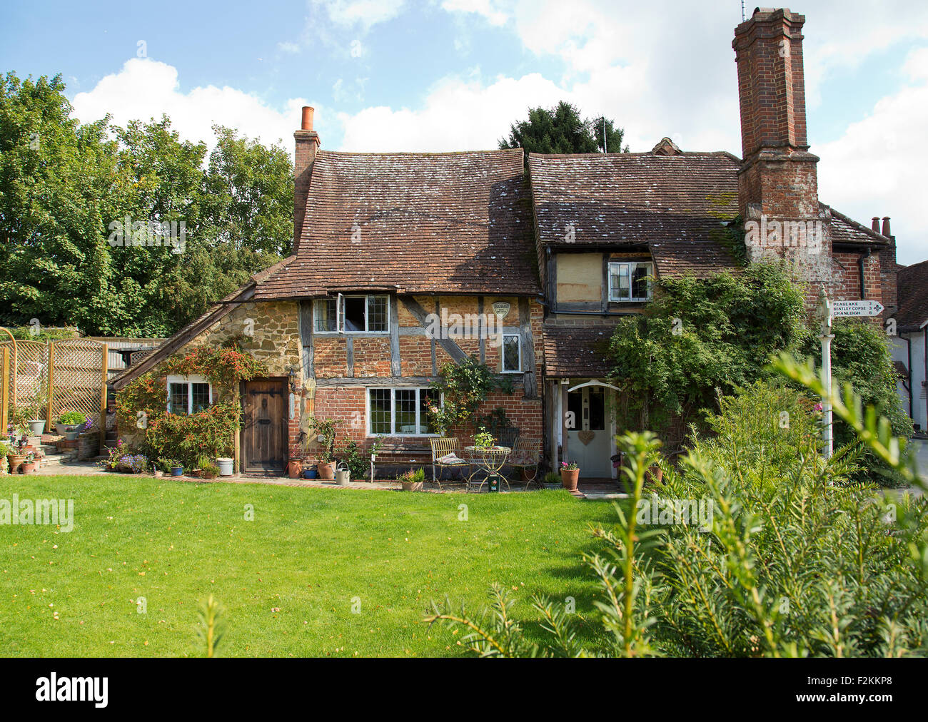 Shere surrey cottage village hi-res stock photography and images - Alamy