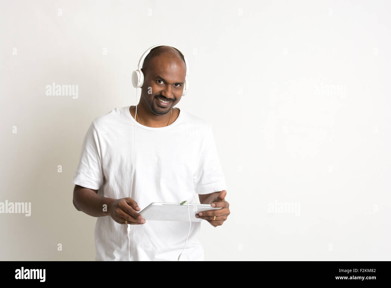 African listening hi-res stock photography and images - Alamy