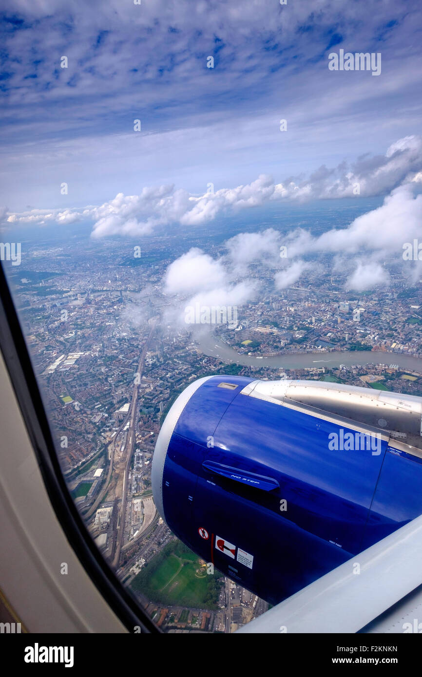 Aircraft flying over london hi-res stock photography and images - Alamy