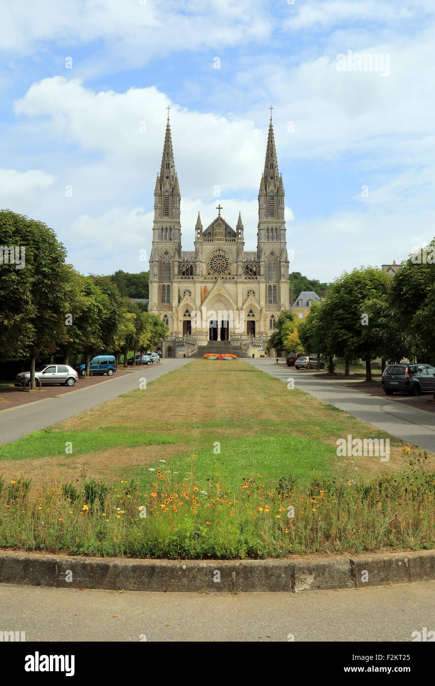 La basilique Notre-Dame de Montligeon, Boulevard de la Basilique, La ...
