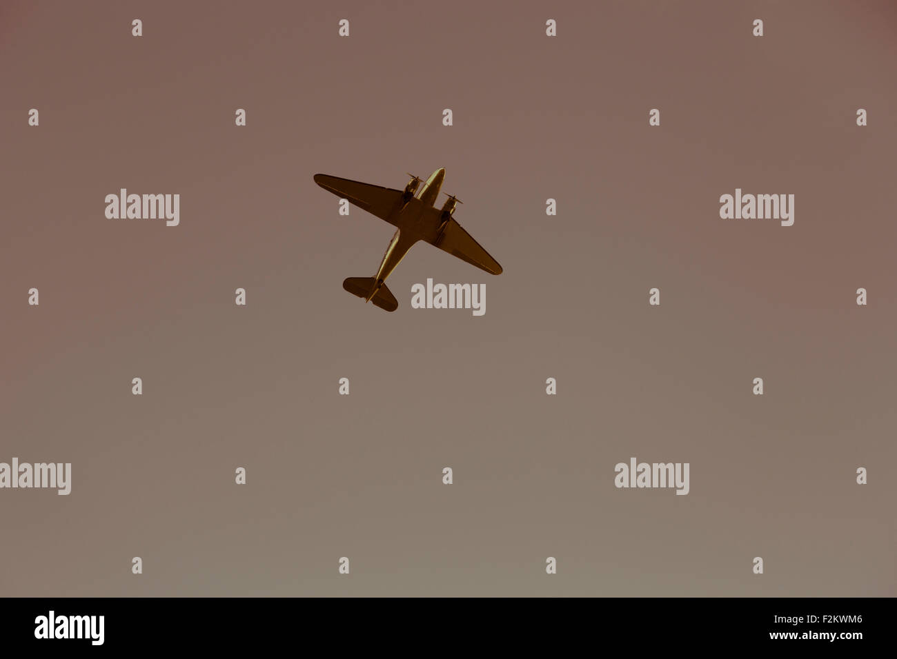 Propeller flying aeroplane hi-res stock photography and images - Alamy