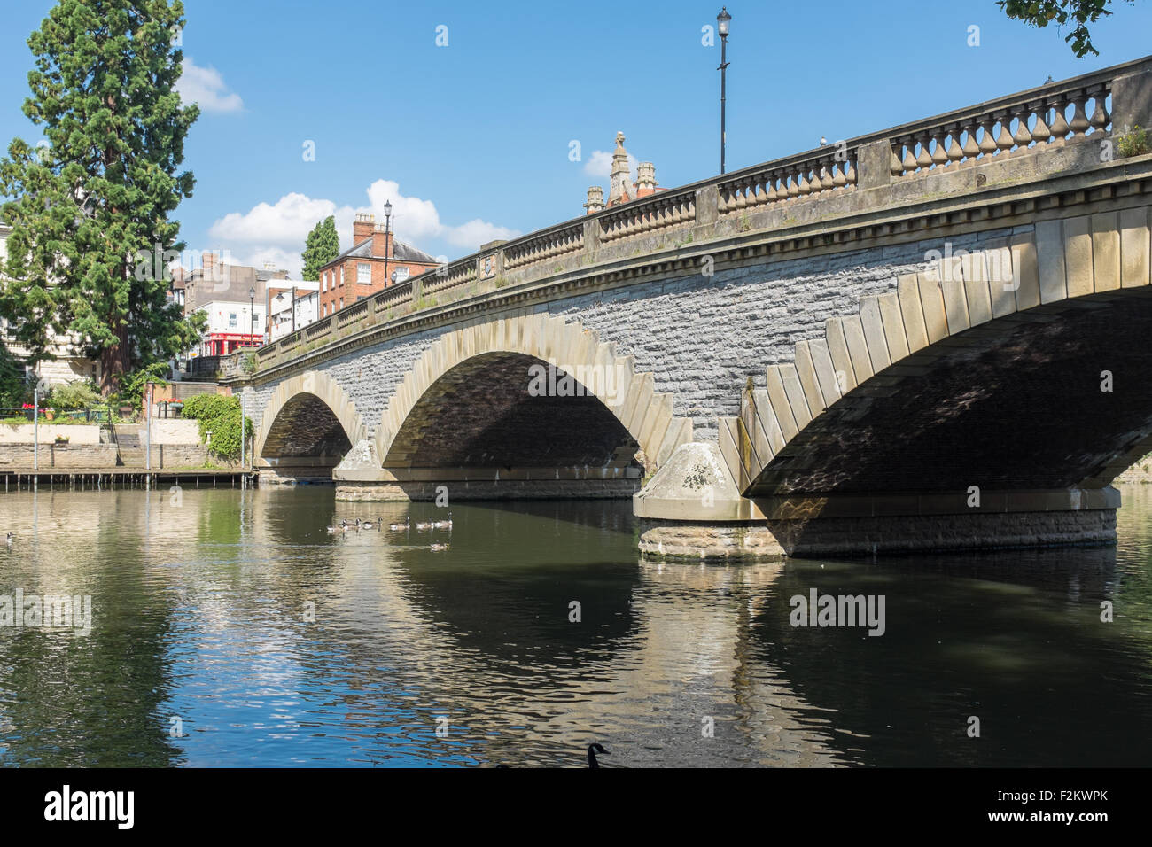 The old stone bridge crossing the River Avon in Worcestershire Stock ...