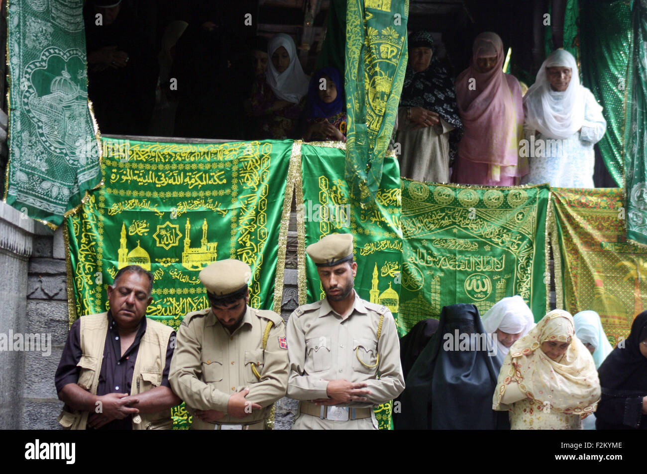Srinagar, Indian Administered Kashmir. 21st September, 2015. Kashmiri ...