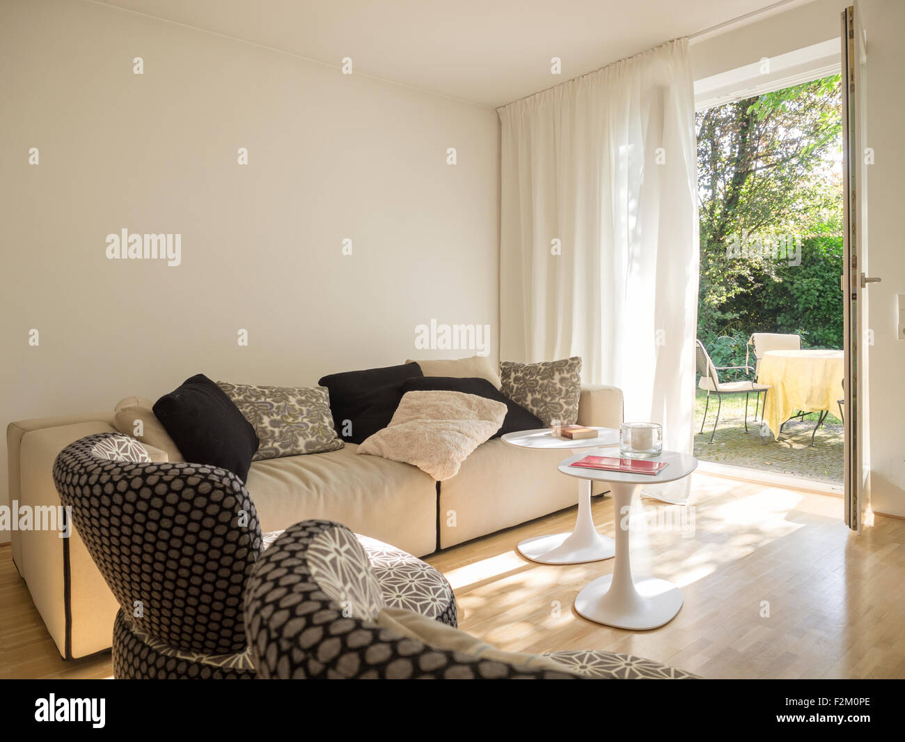 Modern living room Stock Photo - Alamy