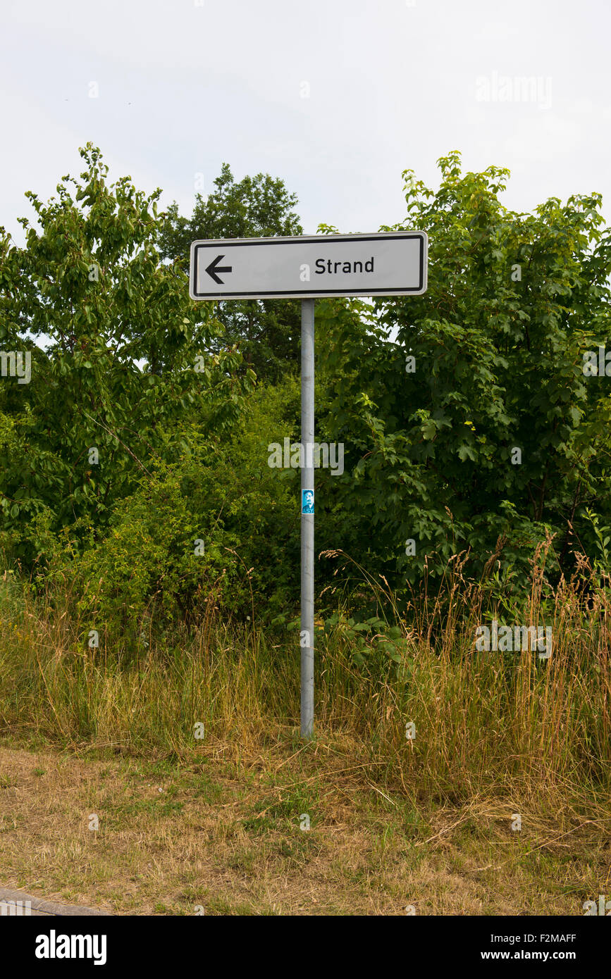 Sign post to the beach Stock Photo - Alamy