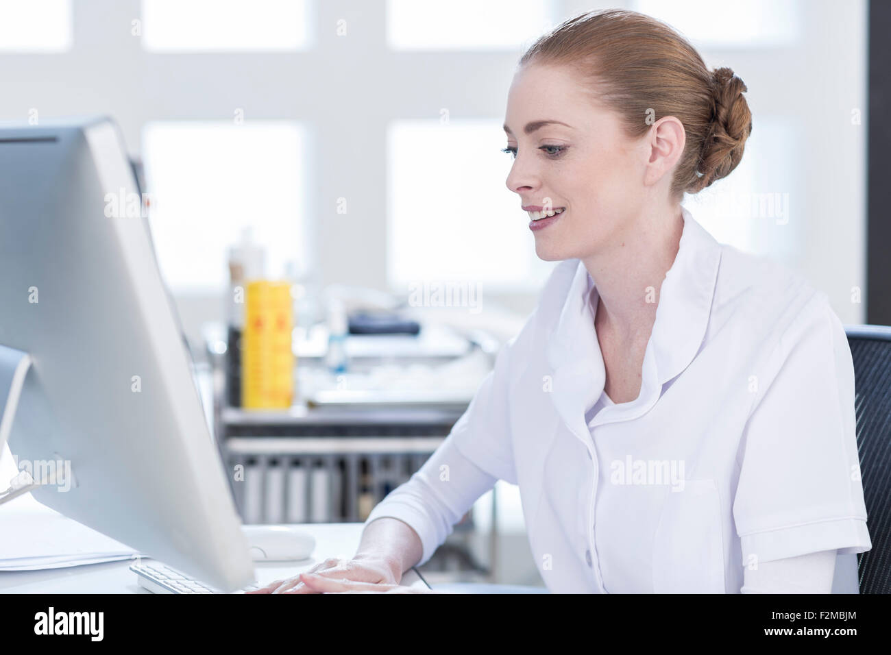 Nurse computer monitor screen looking hi-res stock photography and ...