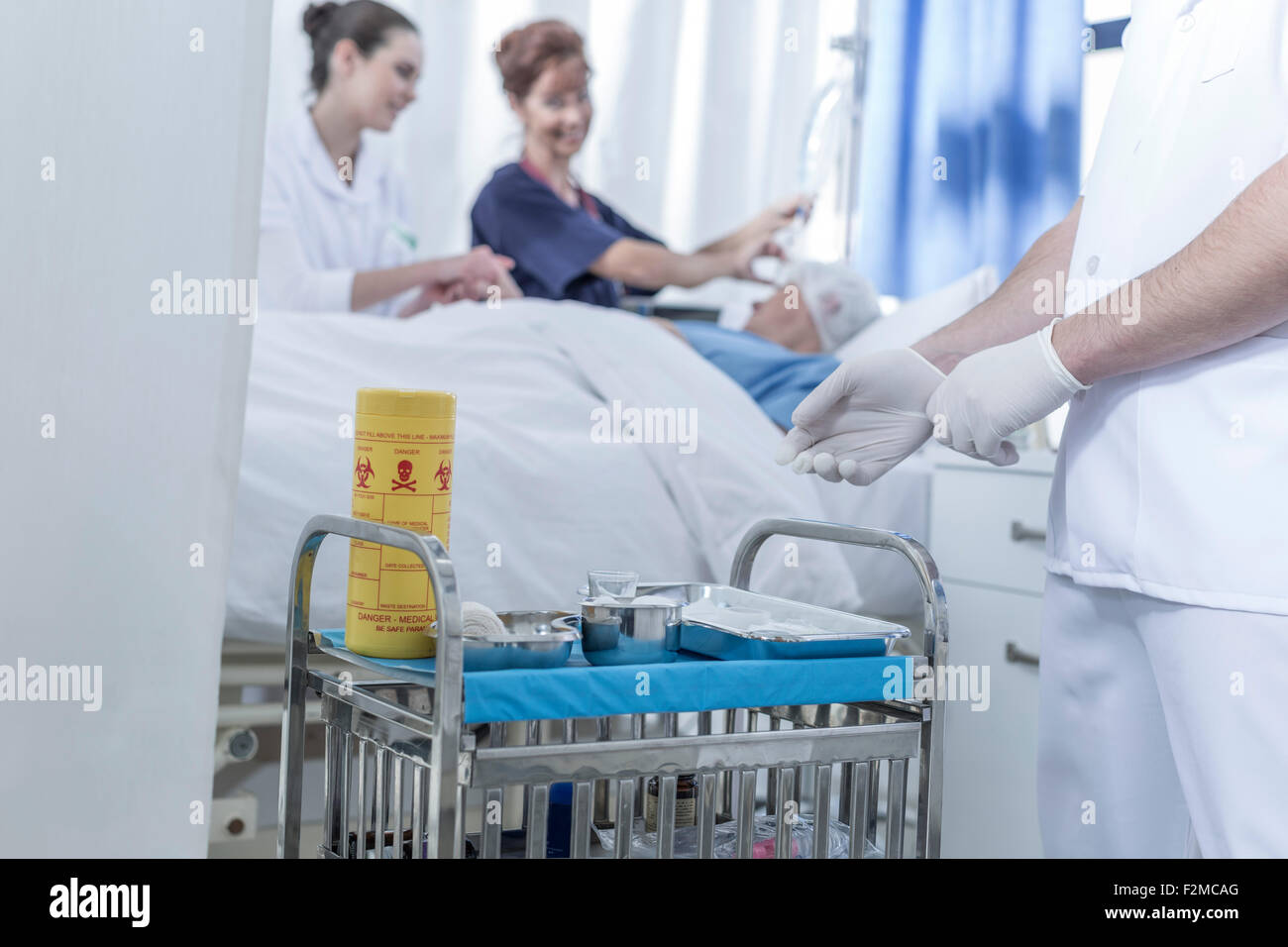 Doctor on hospital ward round hi-res stock photography and images - Alamy