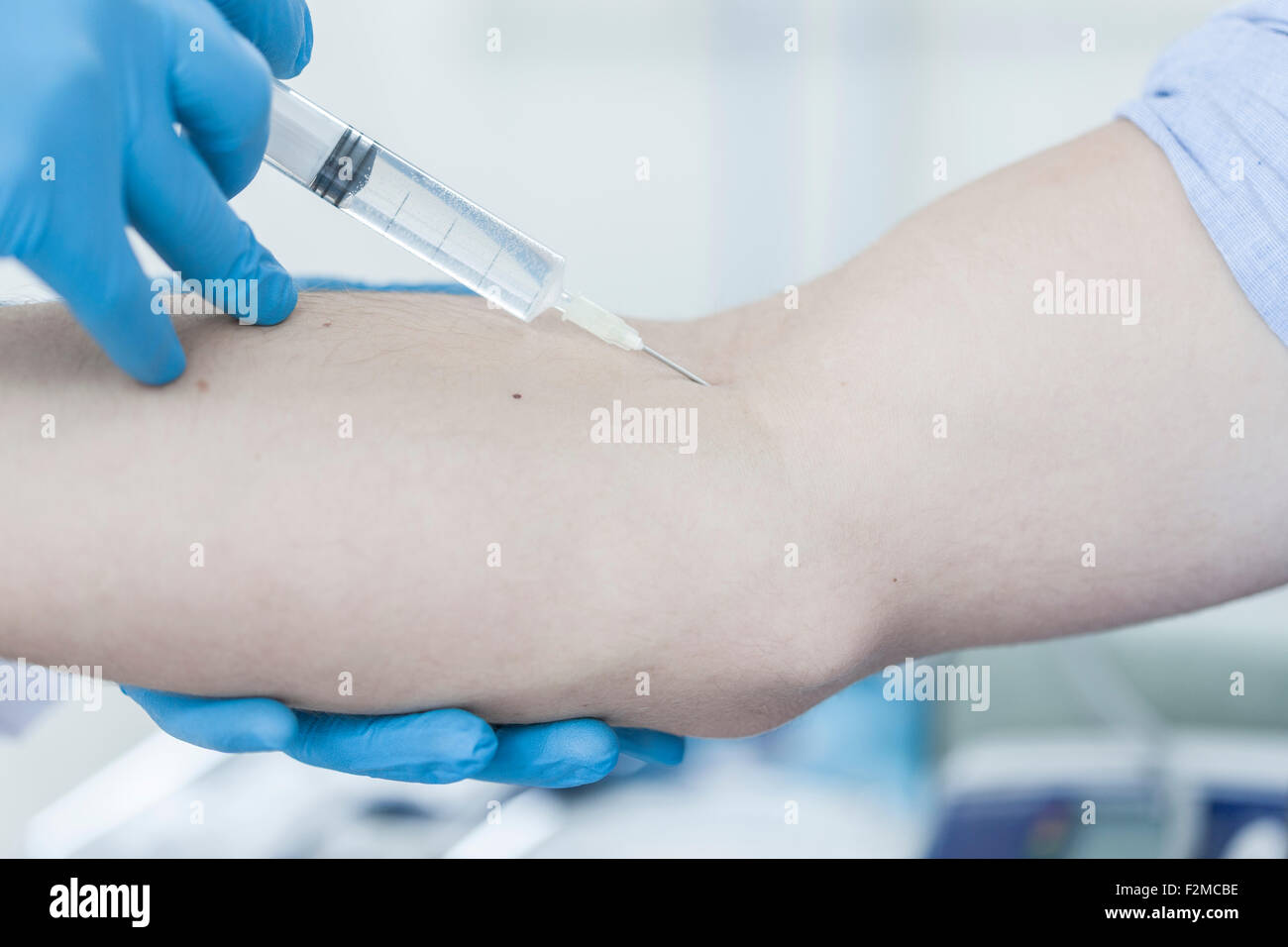 Doctor giving patient injection Stock Photo - Alamy