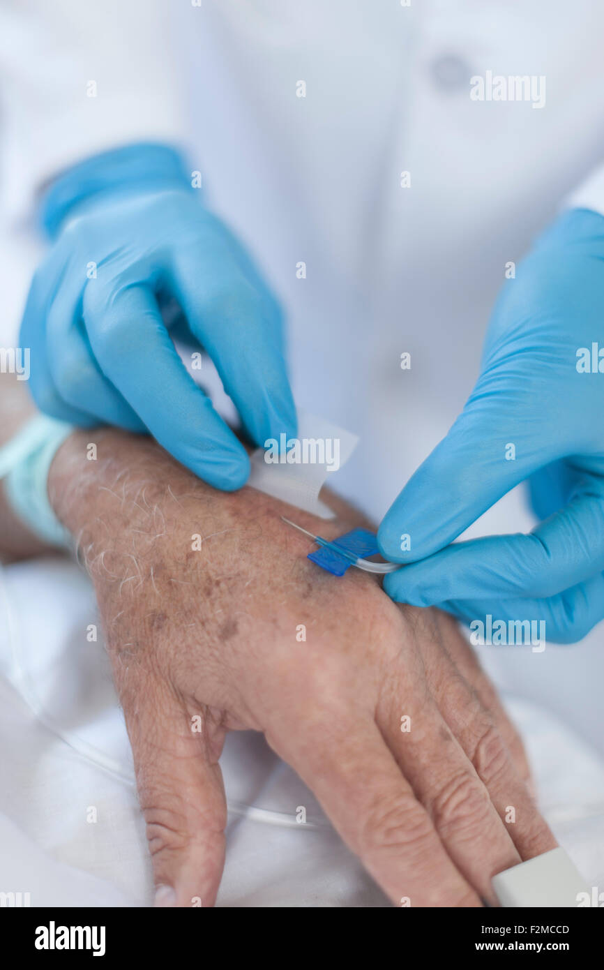 Inserting iv needle hi-res stock photography and images - Alamy