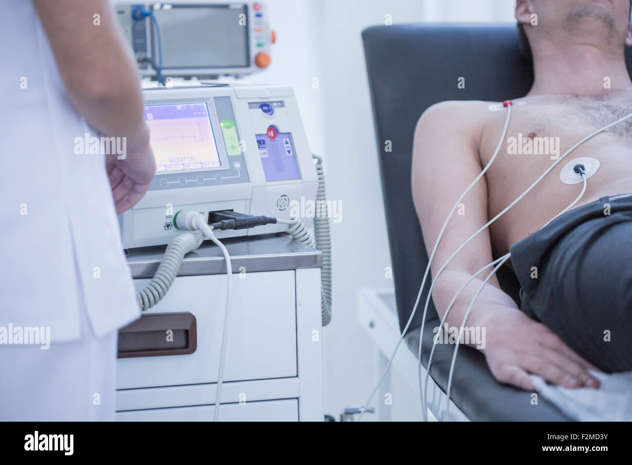 Young man in hospital getting heart rate monitored Stock Photo - Alamy