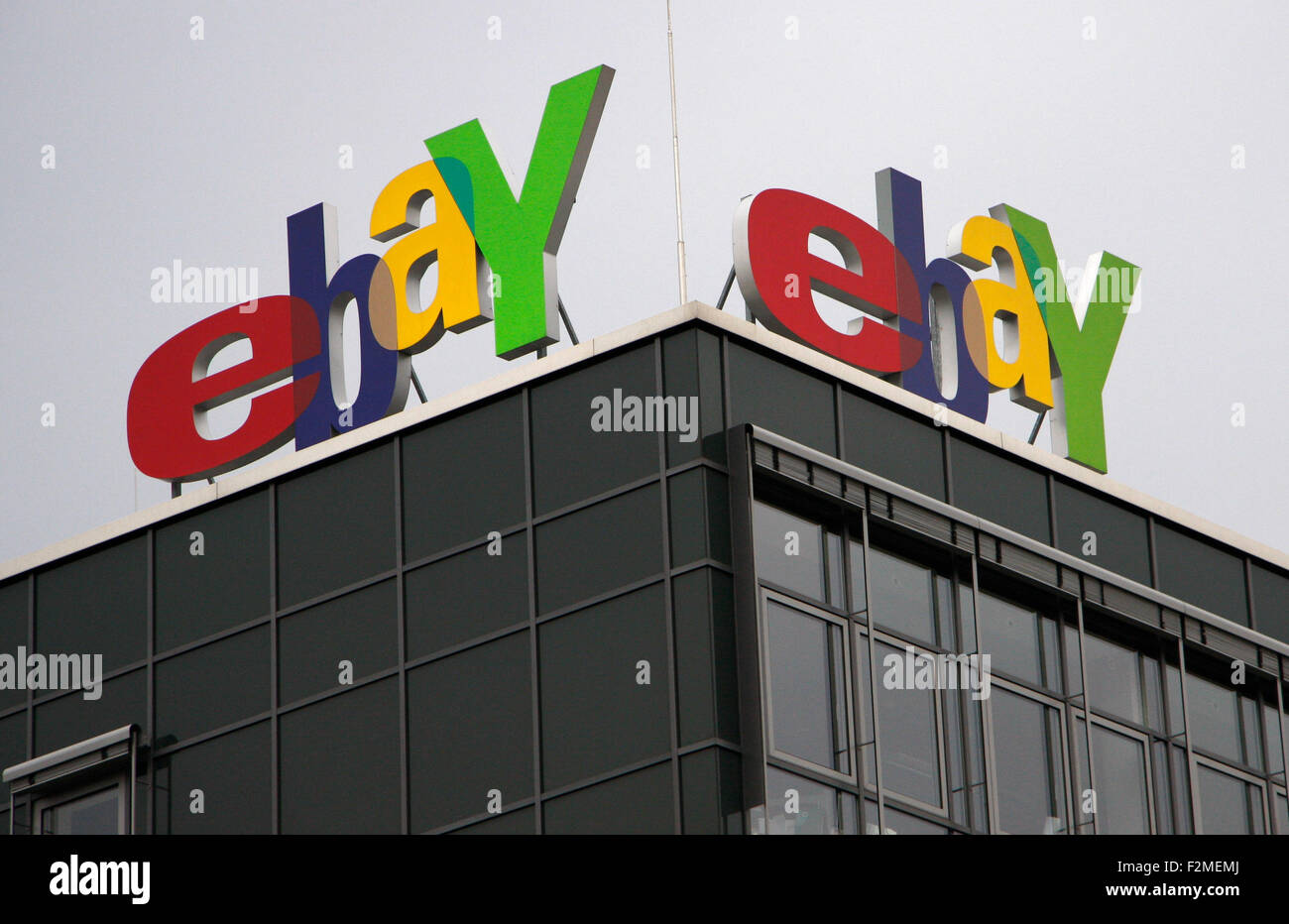 ebay-Logo an der Deutschlandzentrale der Firma "ebay", Kleinmchnow ...