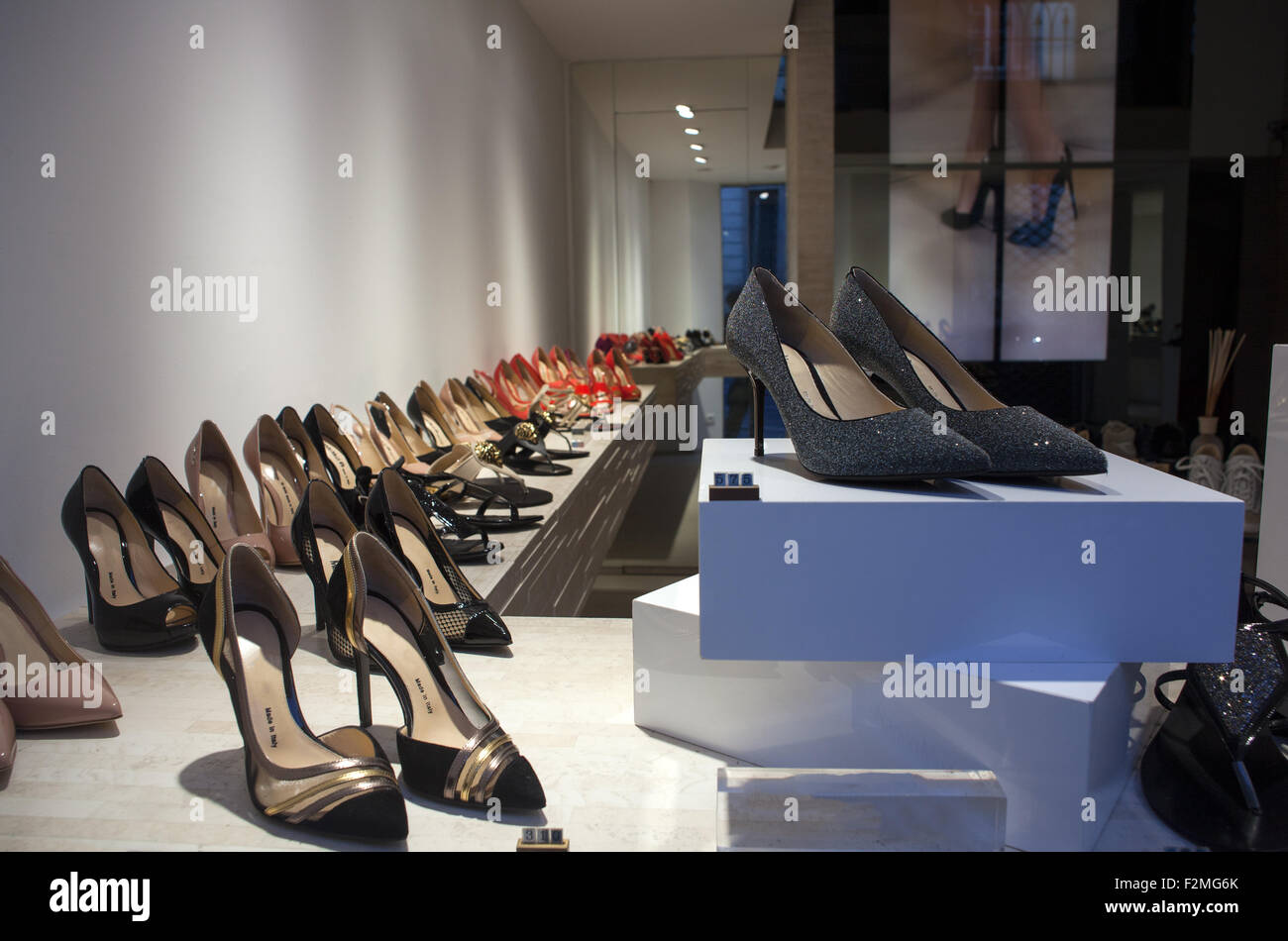 View of Italian female heeled shoes on shelves of shop Stock Photo - Alamy